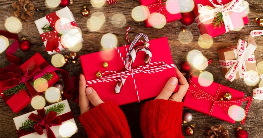 Wrap A Christmas Gift, And Discover Your Gift-Giving Style! - BuzzFun ...